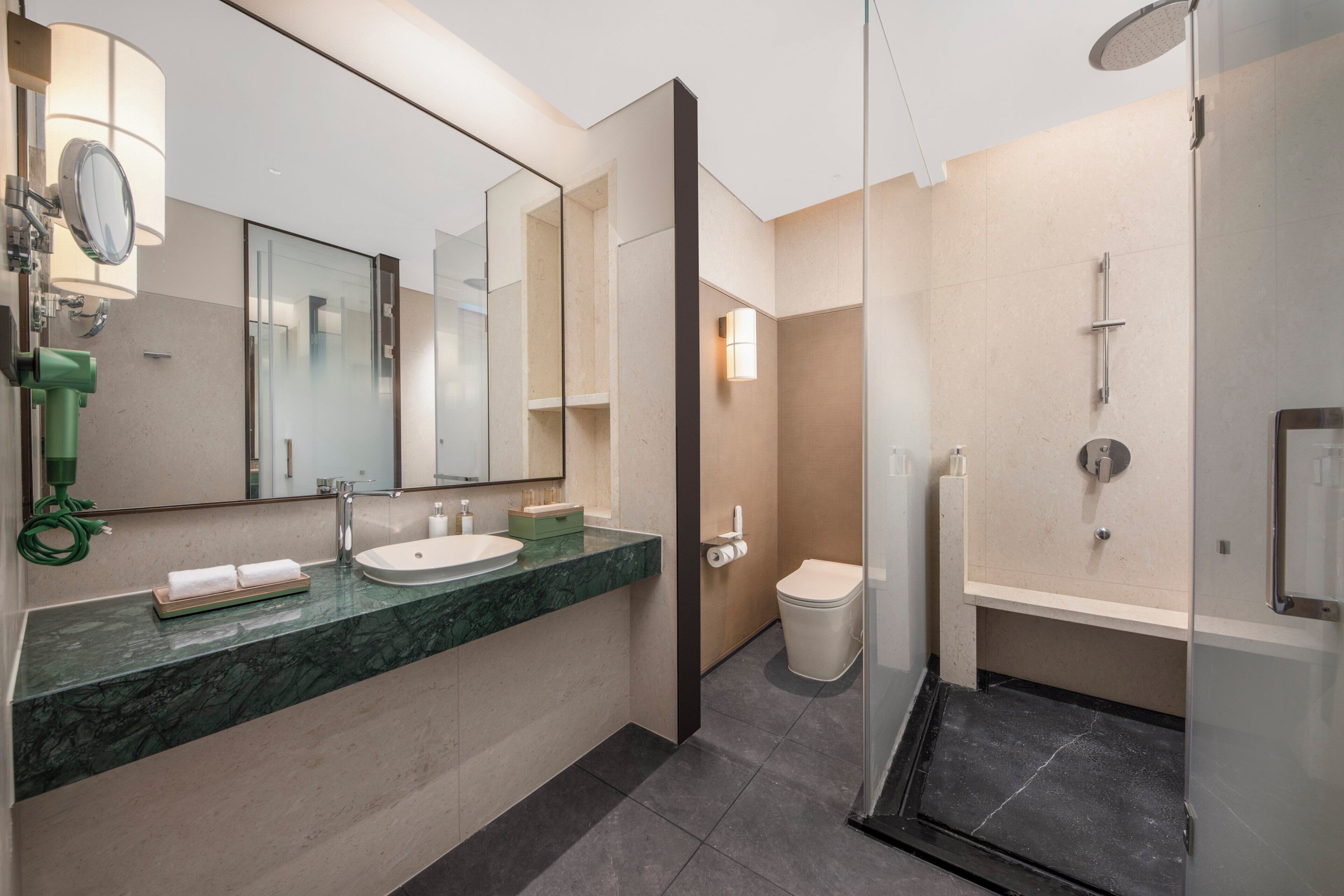 Quarto, 4 quartos (Suite) | Casa de banho | Toalhas fornecidas 