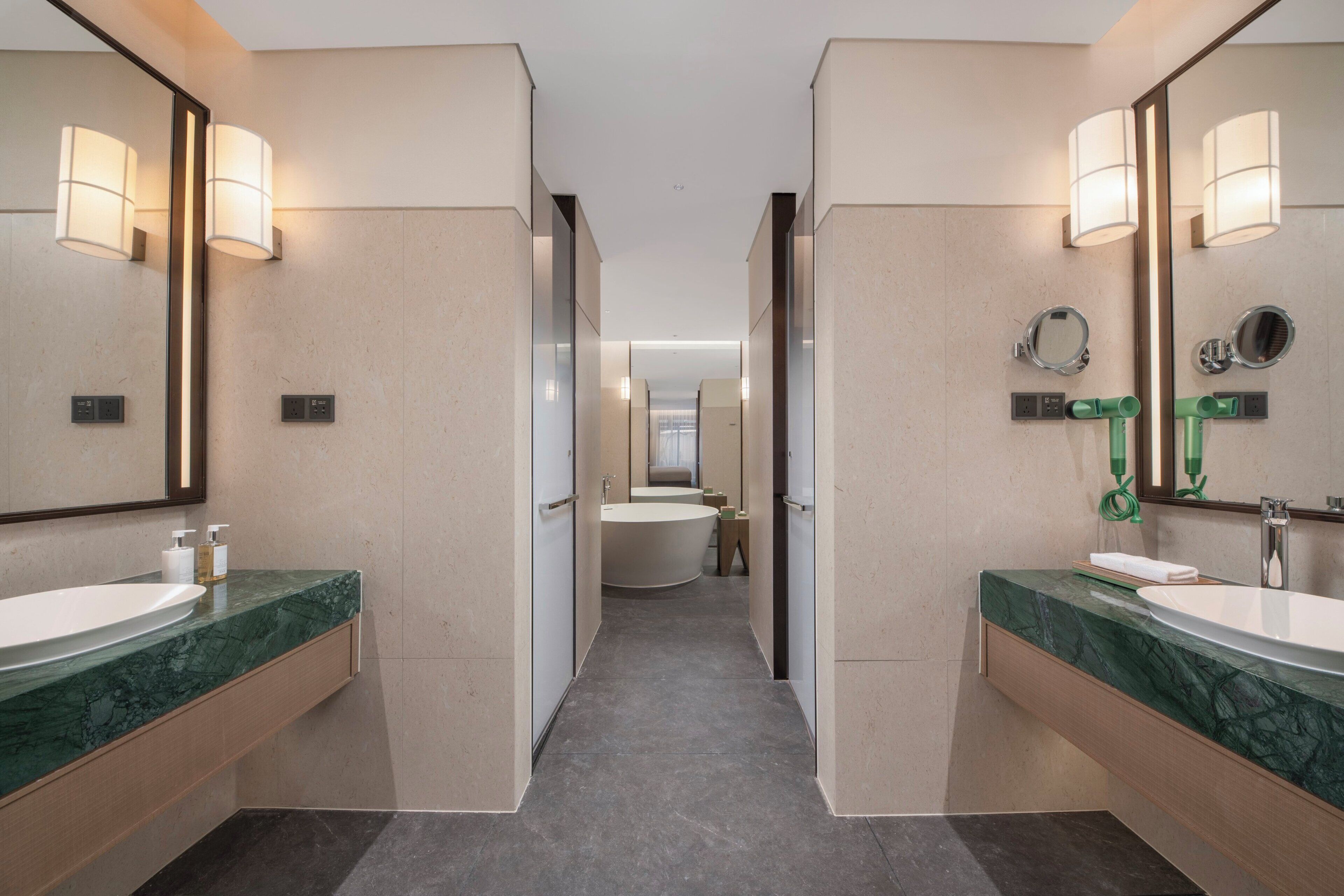 Suite, 1 quarto (Courtyard Access) | Casa de banho | Toalhas fornecidas 