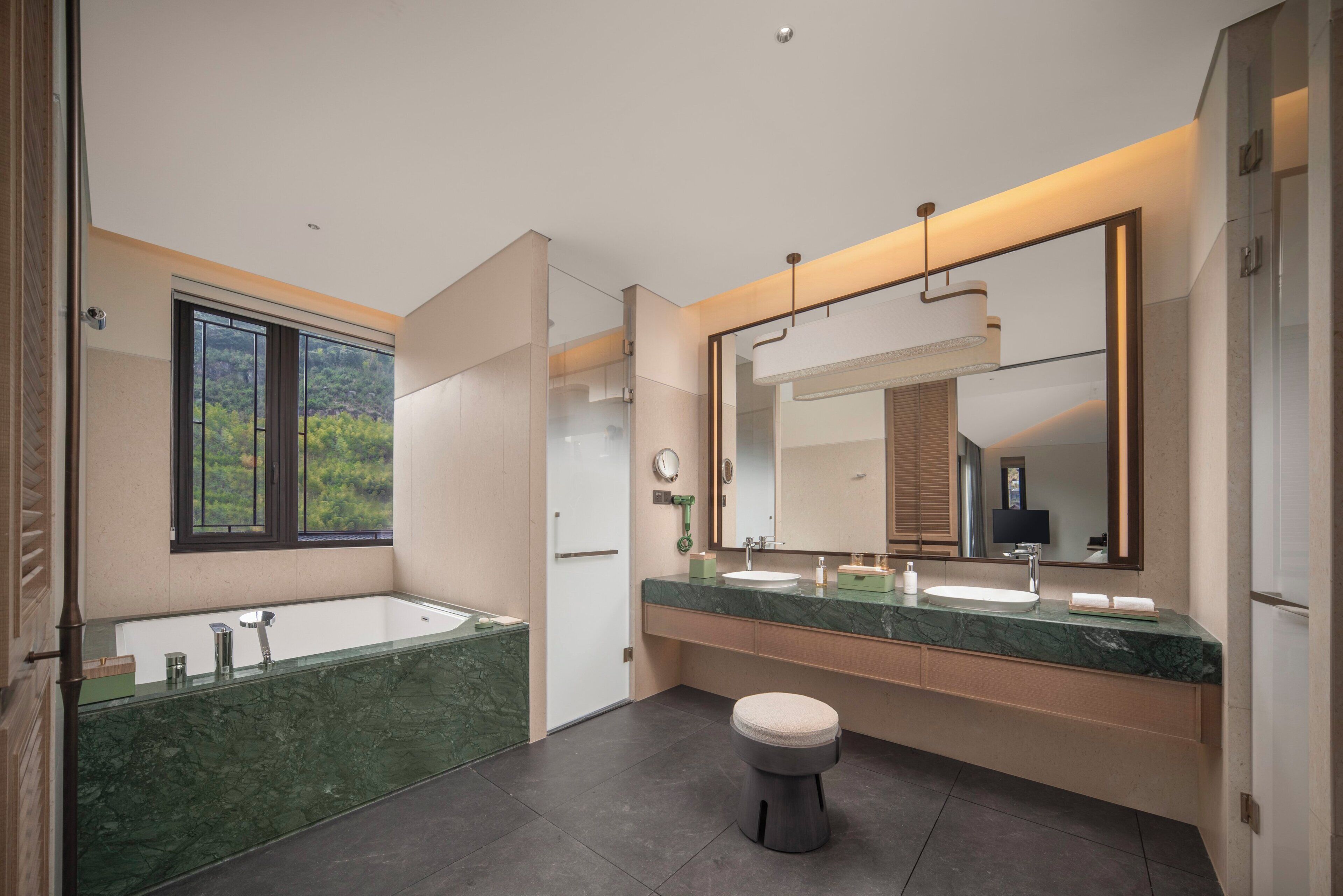 Quarto, 2 quartos (Courtyard Access) | Casa de banho | Toalhas fornecidas 