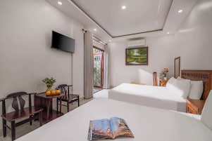 Quarto Quádruplo Familiar, vista para o jardim | Cortinas/cortinados opacos, Wi-fi grátis, acesso para cadeira de rodas