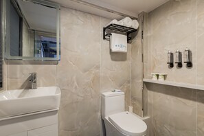 Chuveiro, produtos de toalete grátis, secador de cabelo, chinelos