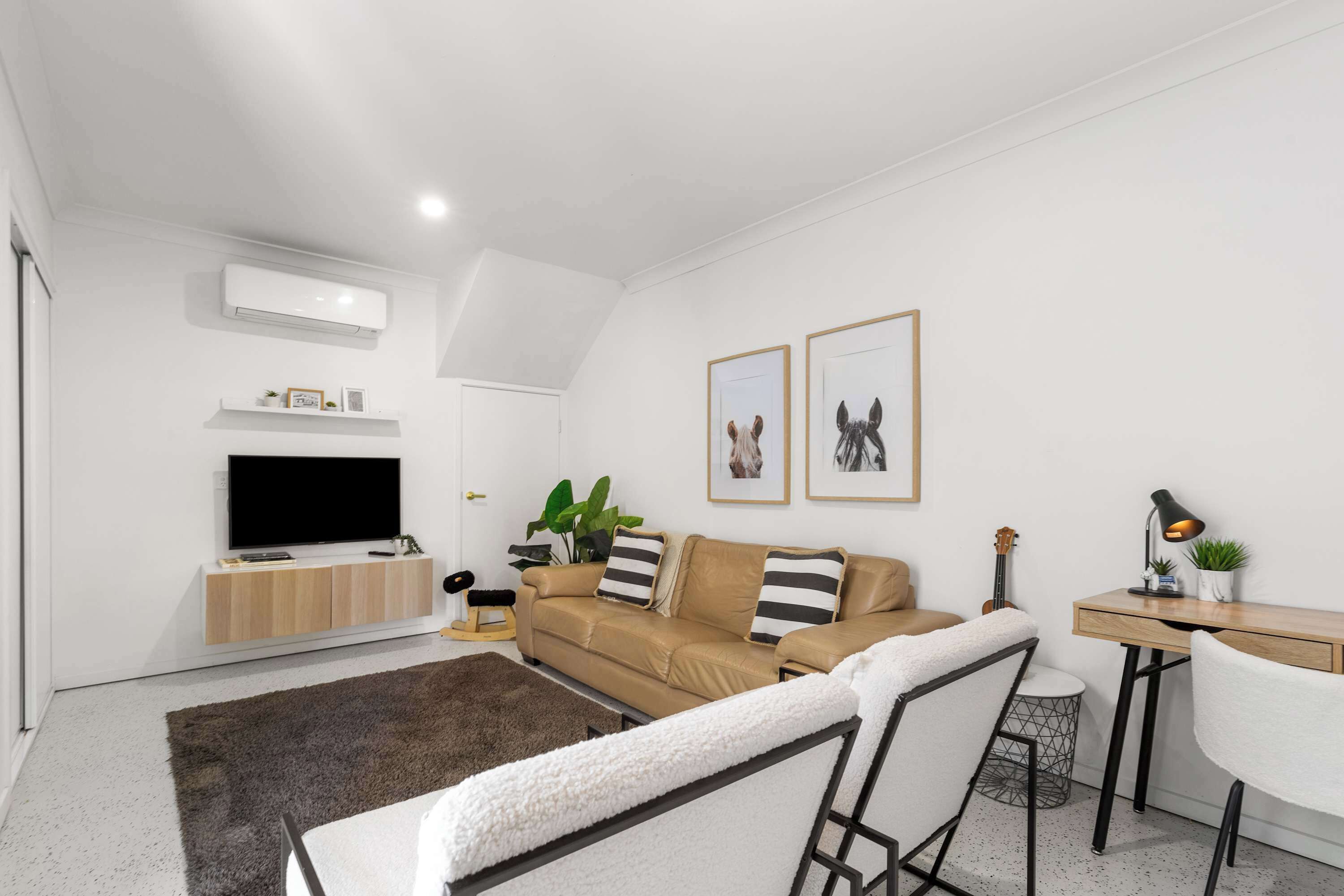 3-bed Coastal Escape With Horses & Beach Walk - Redcliffe