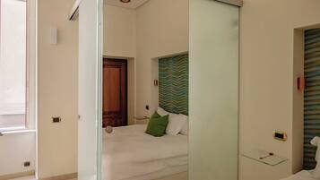 Quarto casal luxo, banheiro privativo | Cofres nos quartos, escrivaninha, Wi-Fi de cortesia