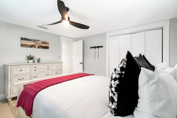 Luxury Pool Retreat Near Siesta Key - Sarasota, FL