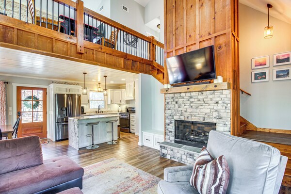Hot Tub & Movie Room: Updated Cabin In Ellijay! - Fort Mountain State Park, Chatsworth