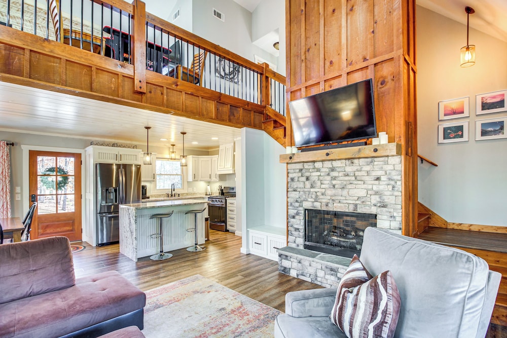 Hot Tub & Movie Room: Updated Cabin In Ellijay! - Fort Mountain State Park, Chatsworth