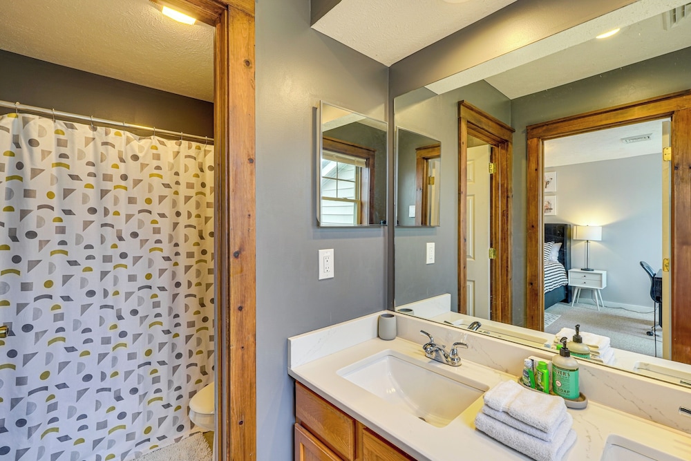 Spacious Modern Home ~ 1 Mi To Camelback Mountain! - Mount Pocono, PA