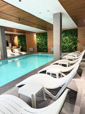 Piscina interna, piscina externa sazonal