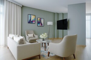 Suite Deluxe, 1 cama queen-size, Vista para a cidade | Sala de estar | Lareira 