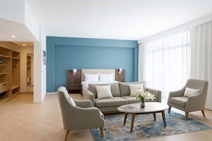 Suite Deluxe, 1 cama queen-size, Vista para a cidade | Cofre com capacidade para portátil, com decoração personalizada 