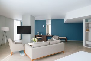 Suite Deluxe, 1 cama queen-size, Vista para a cidade | Sala de estar | Lareira 