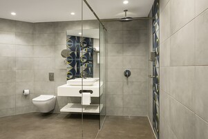 Suite Deluxe, 1 cama queen-size, Vista para a cidade | Casa de banho | Um polibã, um secador de cabelo (mediante pedido), toalhas fornecidas 