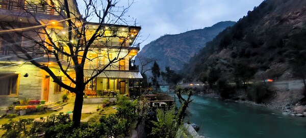 Tirthan Grand Riverside - Mandi