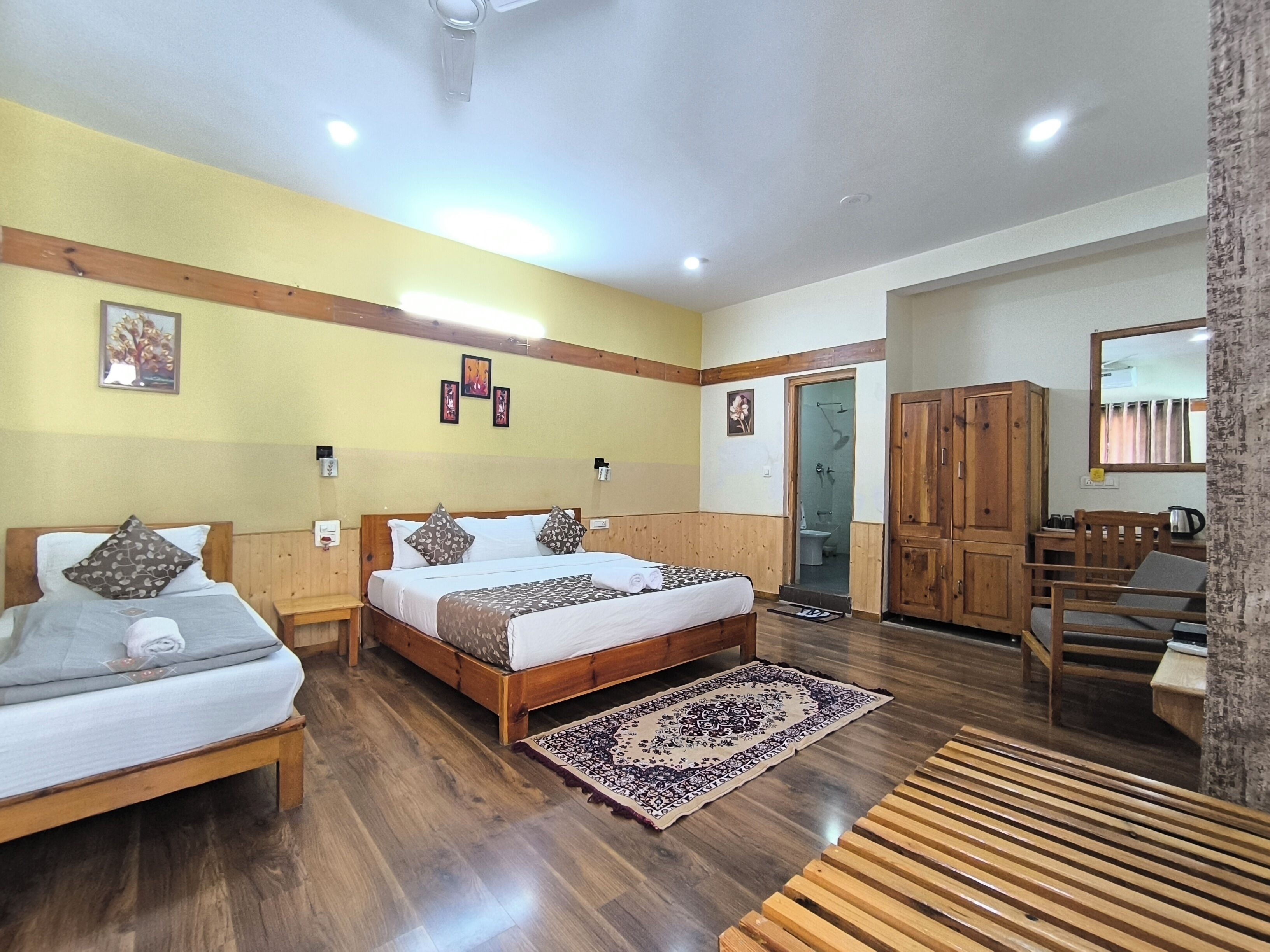 Quarto Triplo Deluxe, varanda, vista para o rio | Secretária, secretária adequada para computadores portáteis 