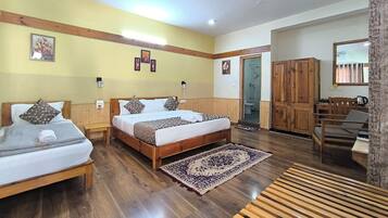 Quarto Triplo Deluxe, varanda, vista para o rio | Secretária, secretária adequada para computadores portáteis