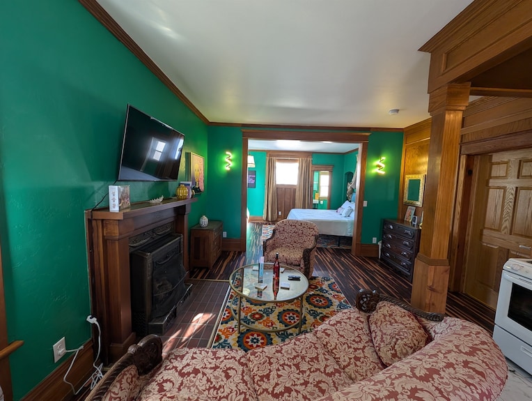 Glamorous King Bed Suite! Rupaul Inspired Stylings. - Door County, WI