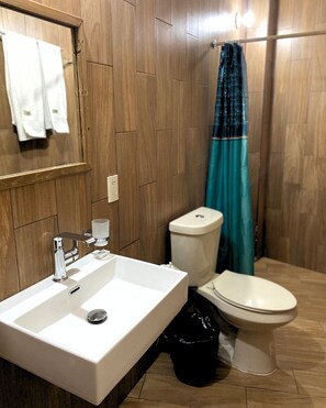 Chuveiro, toalhas de banho, sabonete, shampoo