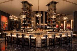 2 bares/lounges, este bar no lobby do hotel 