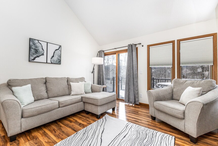 2 Bedroom, Beautiful End Unit - Illinois