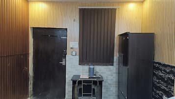 Quarto Duplo Standard | Secretária, cortinas/cortinados opacos, ferro/tábua de engomar