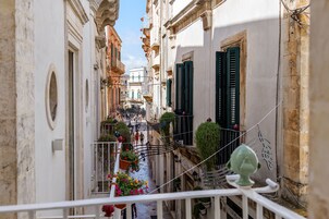 Suíte luxo, sacada, vista para a cidade | Vista do quarto