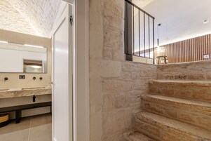 Suíte superior, vista para a cidade | Frigobar, cofres nos quartos, escrivaninha, cortinas blackout