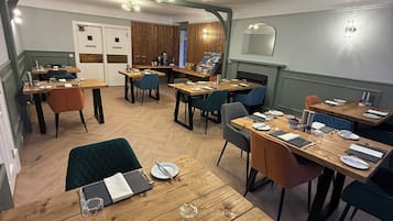 Pequeno-almoço completo aos fins de semana (13.50 GBP por pessoa)