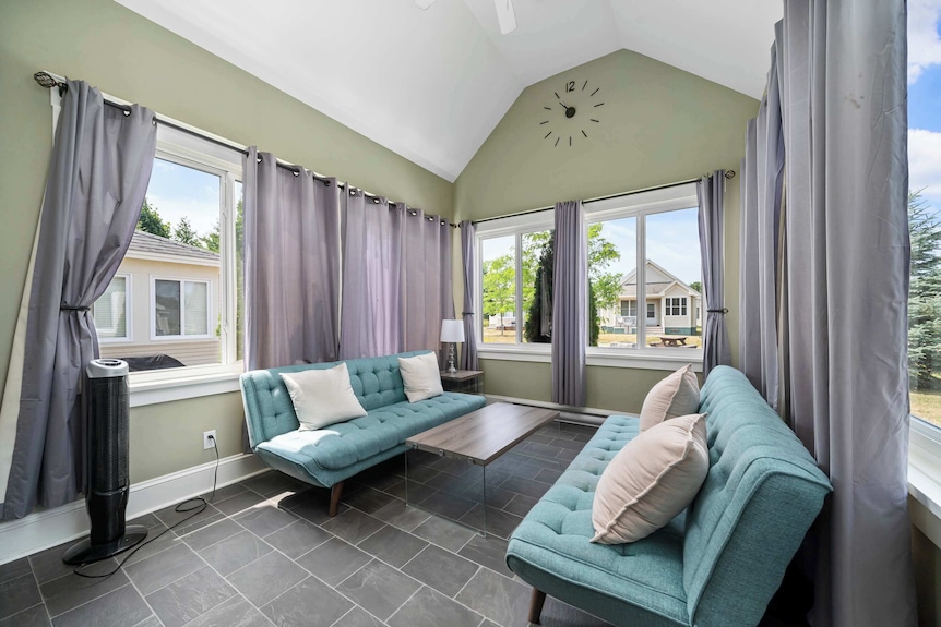 The King Eider - 24 Meadow View - Prince Edward