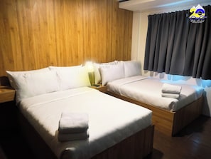Quarto quádruplo standard | Cofres nos quartos, Wi-Fi de cortesia, roupa de cama