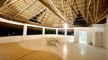 Quarto triplo superior, vista para o pátio | Terraço/pátio