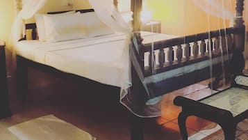 Quarto casal clássico, sacada, vista para o jardim | Escrivaninha, espaço de trabalho para notebook, cortinas blackout