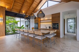 Geladeira grande, micro-ondas, fogão, cooktop