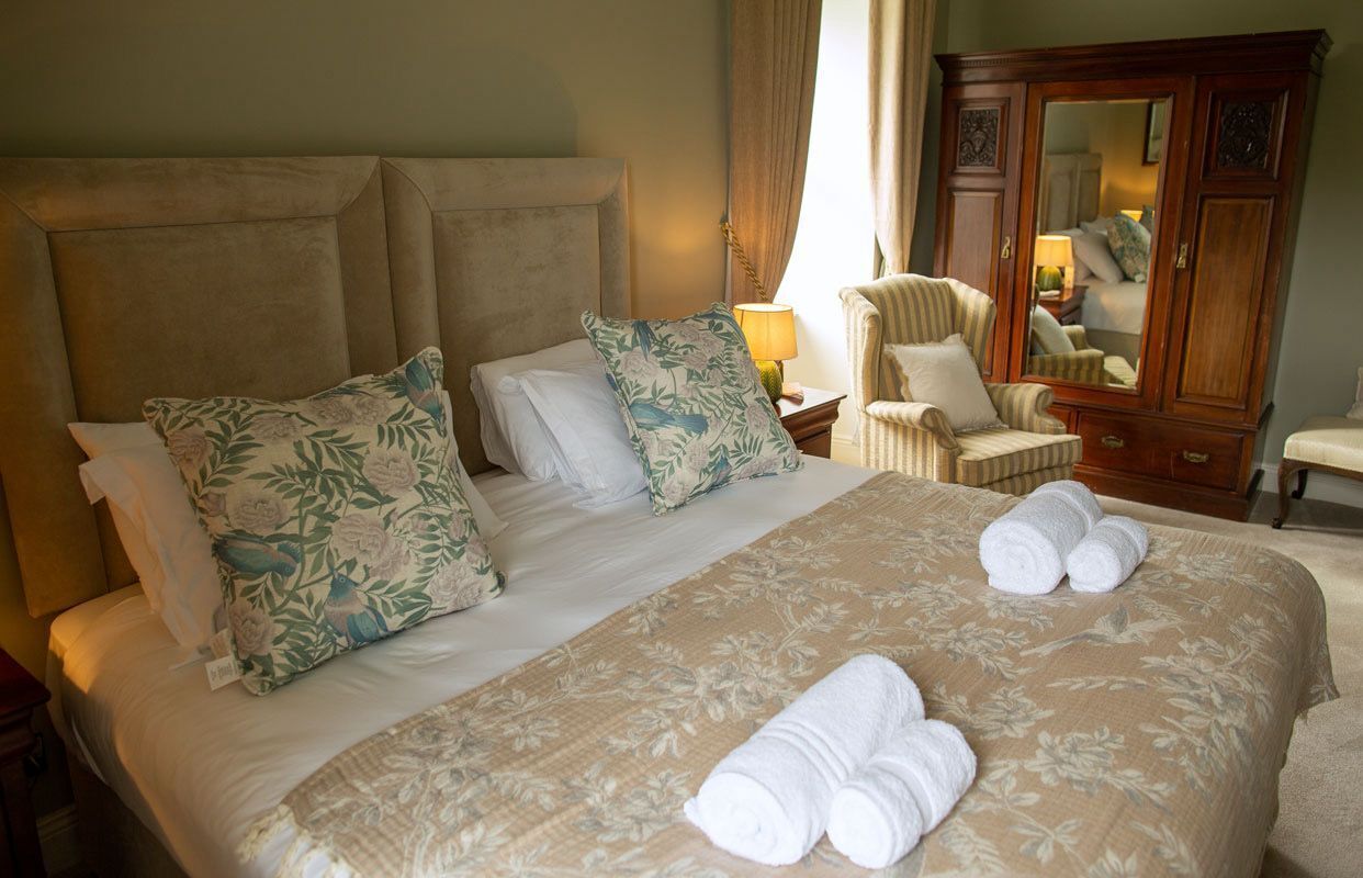 Hill House  Luxury Group Getaway With Stunning Views, Sleeps 17 - Cashel