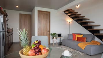 Casa Deluxe, 1 cama king-size, varanda, vista parcial para o oceano | Sala de estar | Smart TV de 65 polegadas com canais por cabo