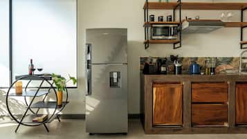 Casa Deluxe, 1 cama king-size, varanda, vista parcial para o oceano | Cozinha privada | Um frigorífico, um micro-ondas, um forno, uma placa de cozinha