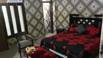 Quarto casal luxo, vista para a cidade | Escrivaninha, espaço de trabalho para notebook, Wi-Fi de cortesia