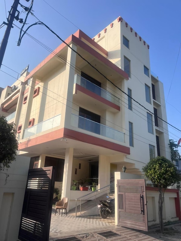 アイシー ホワイト パークビュー - ノイダ