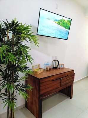 Quarto Comfort, 1 quarto, ar condicionado, junto à praia | Roupa hipoalergénica, edredões de penas, cofre no quarto