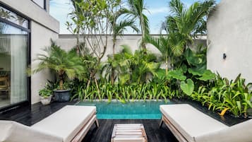 Piscina exterior, espreguiçadeiras