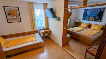 Quarto Triplo Tradicional, casa de banho privativa | 1 quarto, Wi-fi grátis