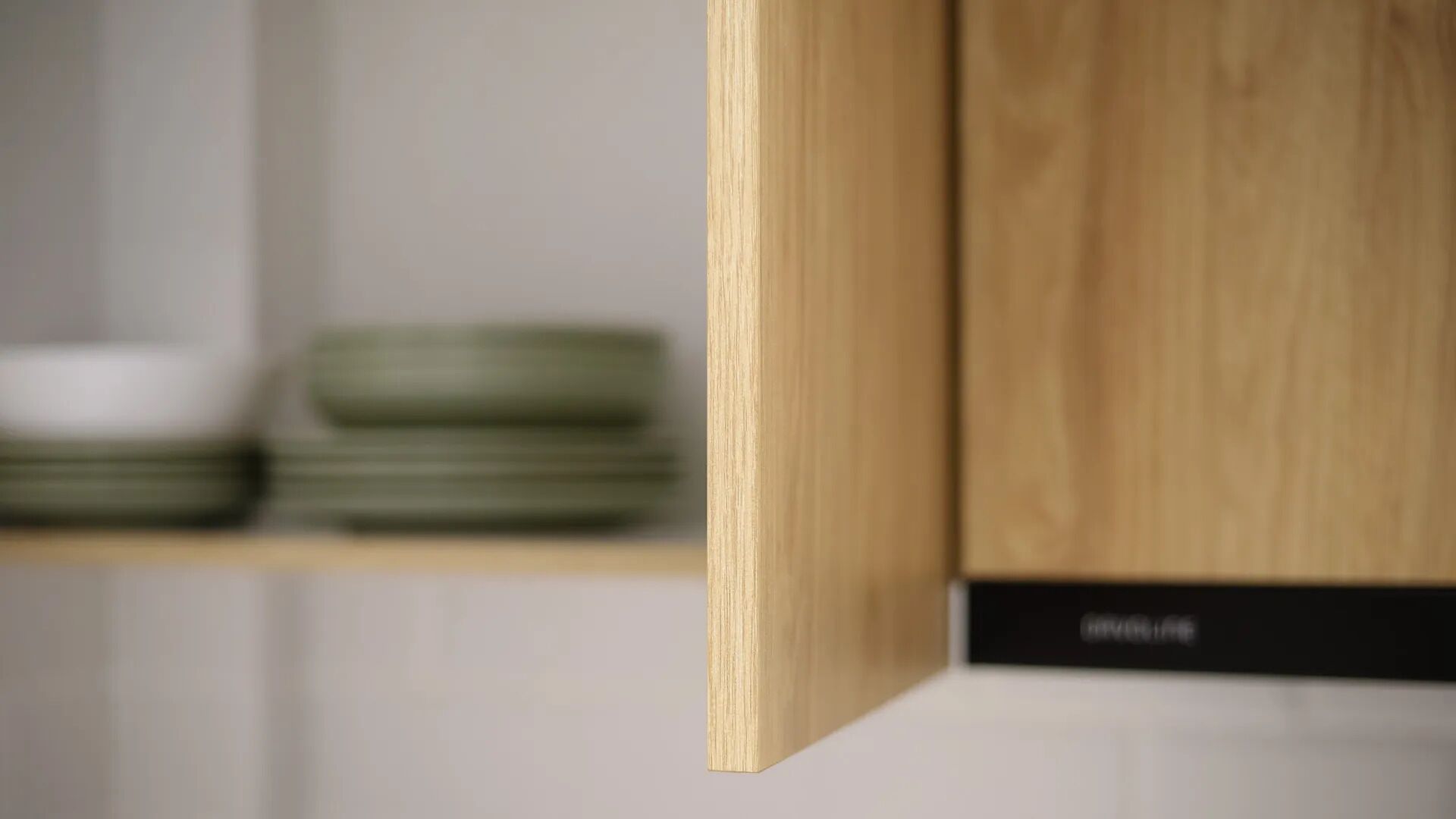 Um primeiro plano de um armário de cozinha de madeira com uma etiqueta que diz 'HOMEMADE'.