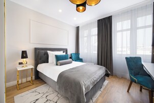 Cofre no quarto, cortinas/cortinados opacos, ferro/tábua de engomar 