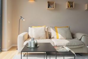 Apartamento (1 Bedroom) | Sala de estar | Smart TV de 32 polegadas com canais digitais