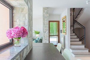 Villa (4 Bedrooms) | Sala de estar | Televisor de 32 polegadas com canais por cabo 