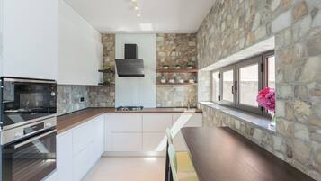 Villa (4 Bedrooms) | Cozinha privada | Um micro-ondas, um forno, uma chaleira elétrica, uma cadeira de bebé