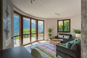 Villa (4 Bedrooms) | Sala de estar | Televisor de 32 polegadas com canais por cabo 