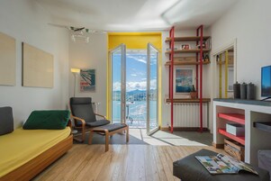 Apartamento (2 Bedrooms) | Sala de estar | Televisor de 32 polegadas com canais por cabo