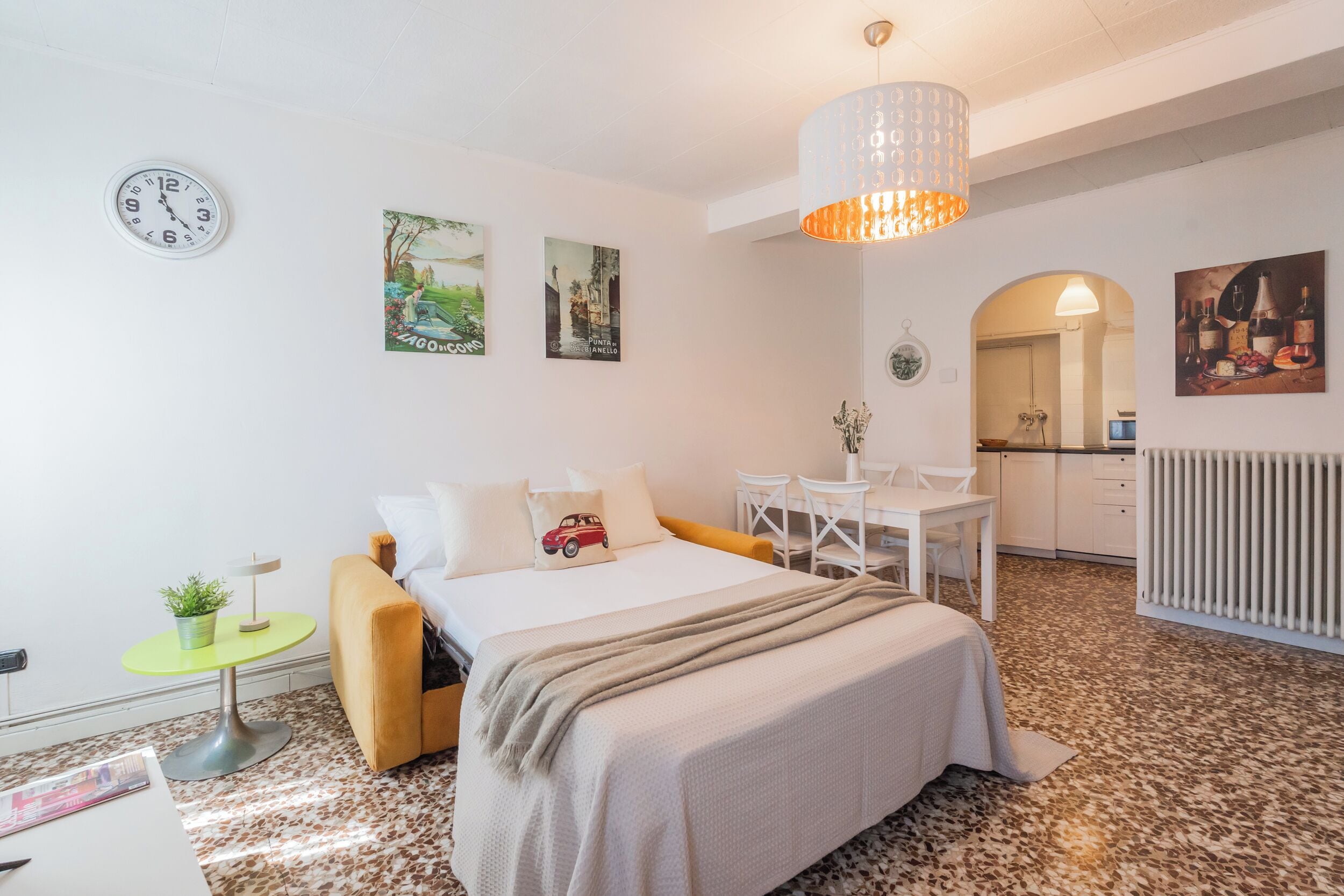 Apartamento (1 Bedroom) | Sala de estar | Televisor de ecrã plano de 32 polegadas com canais por cabo 