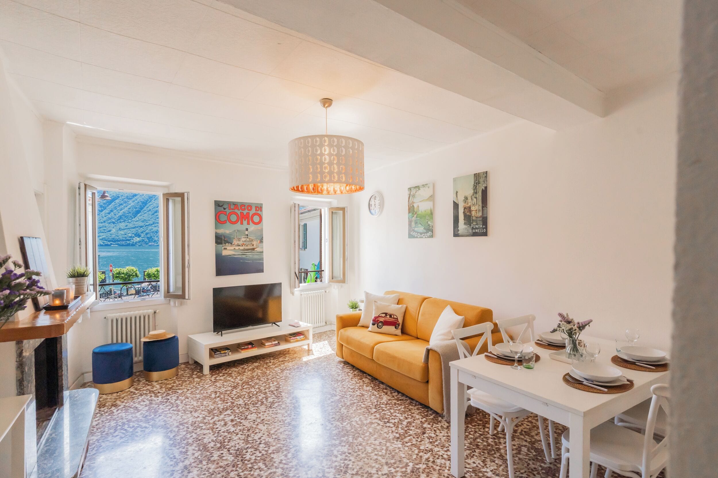 Apartamento (1 Bedroom) | Sala de estar | Televisor de ecrã plano de 32 polegadas com canais por cabo 