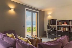 Apartamento, 2 quartos (2 Bedrooms) | Área de estar | Smart TV 32 polegadas com canais a cabo